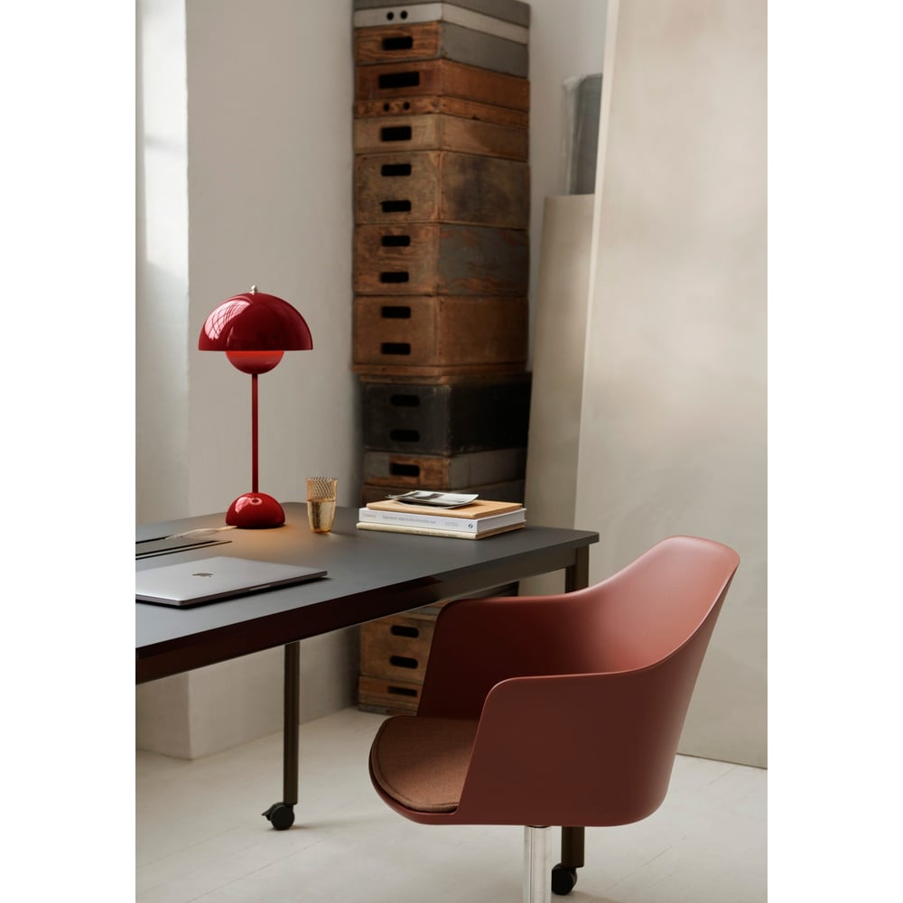 &Tradition Flowerpot VP3 Table Lamp | Lightopia