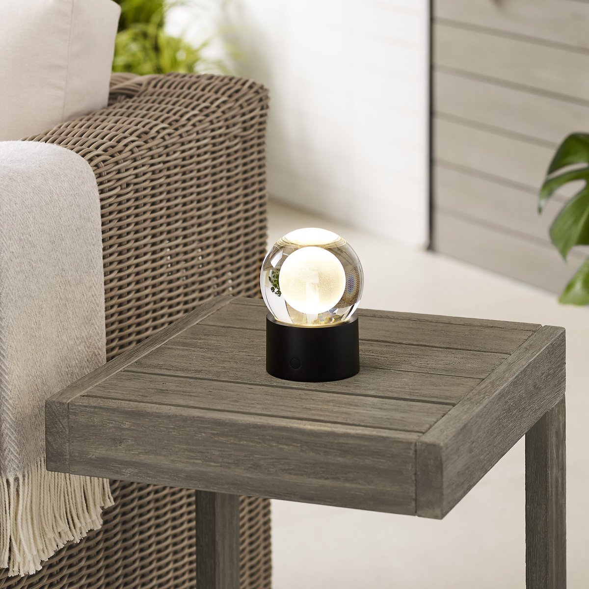Visual Comfort Modern Mina Accent Rechargeable Table Lamp | Lightopia